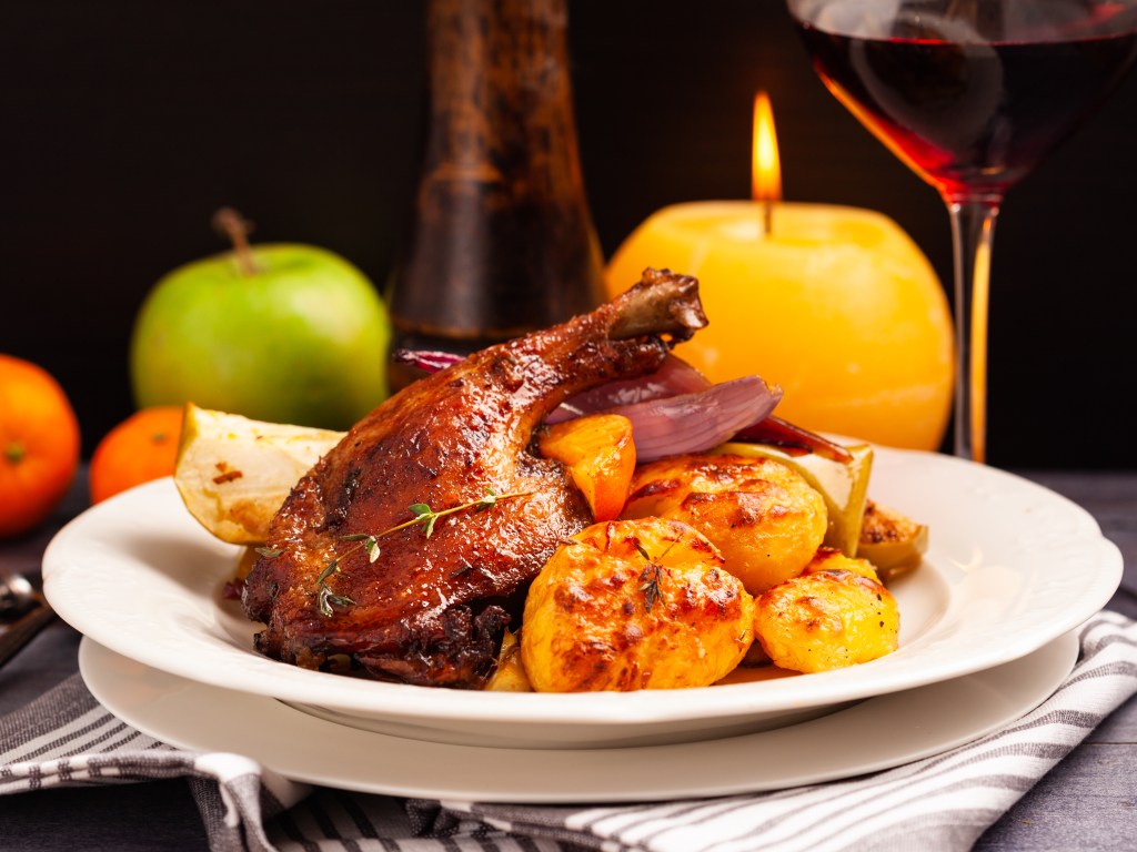 BAKED DUCK LEG WITH POTATOES, APPLES AND TANGERINES
